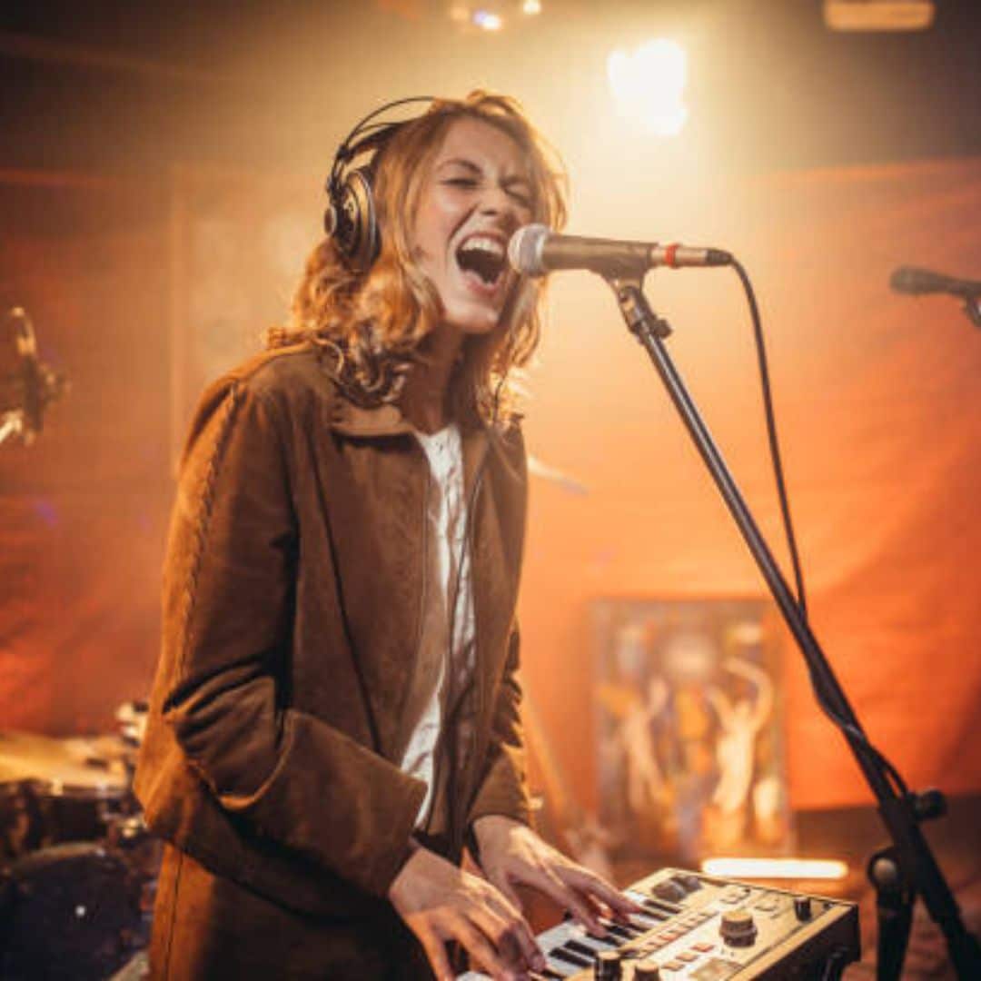 Hire Greek Singers in Dubai and Abu Dhabi I Bella Entertainment